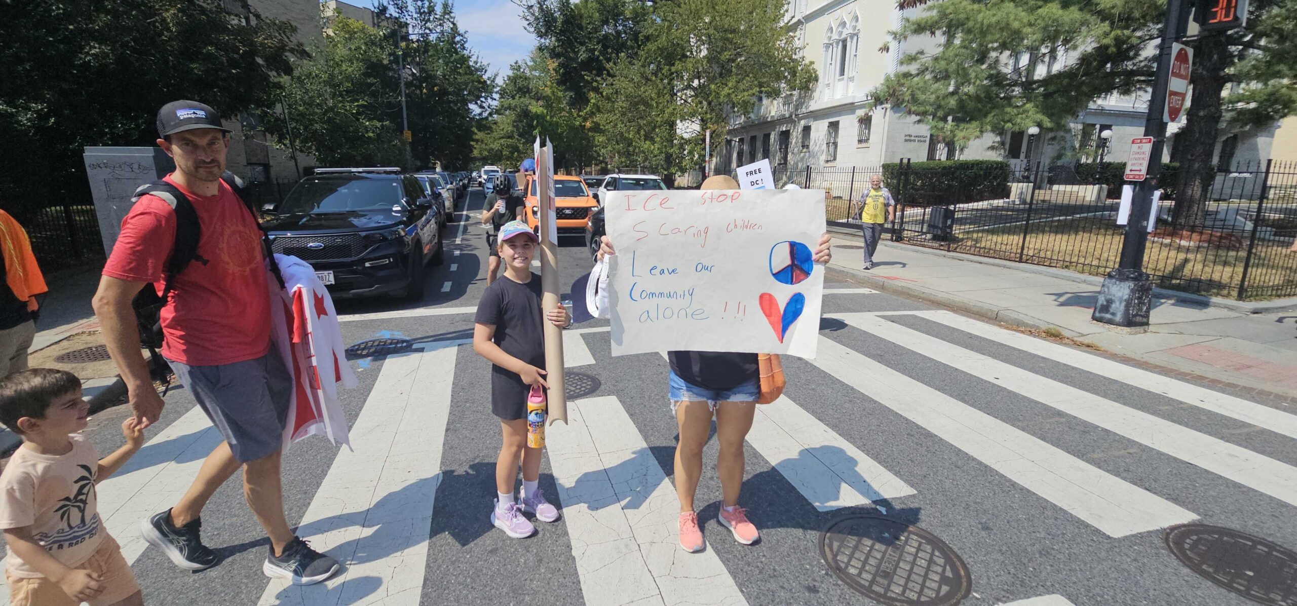 Demonstrators in DC fight back against federal troop presence and ICE ...